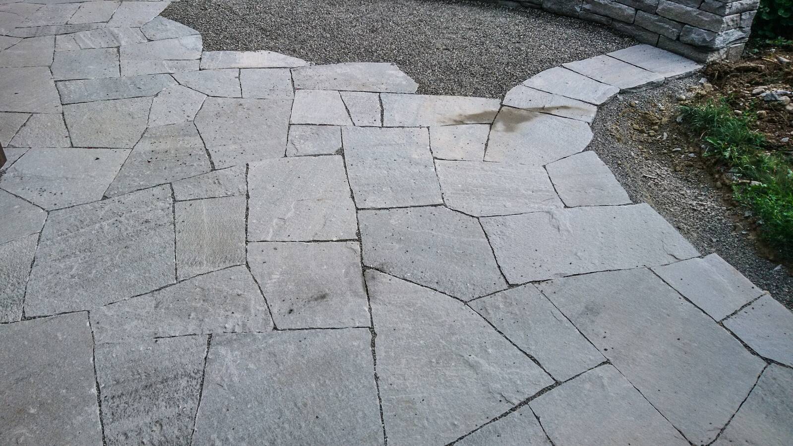 Bodenplatten in verschiedenen Materialien und Formaten - Fiorini Steinbruch